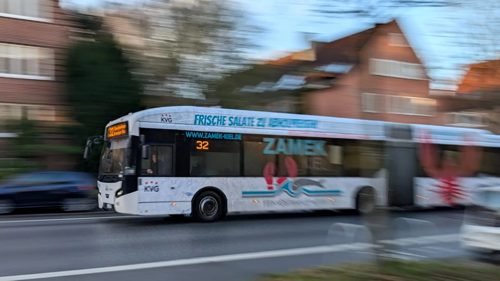Anreise zur Kieler Woche: Extra-Busse, Nachtzüge, 14-Euro-Ticket | ndr.de