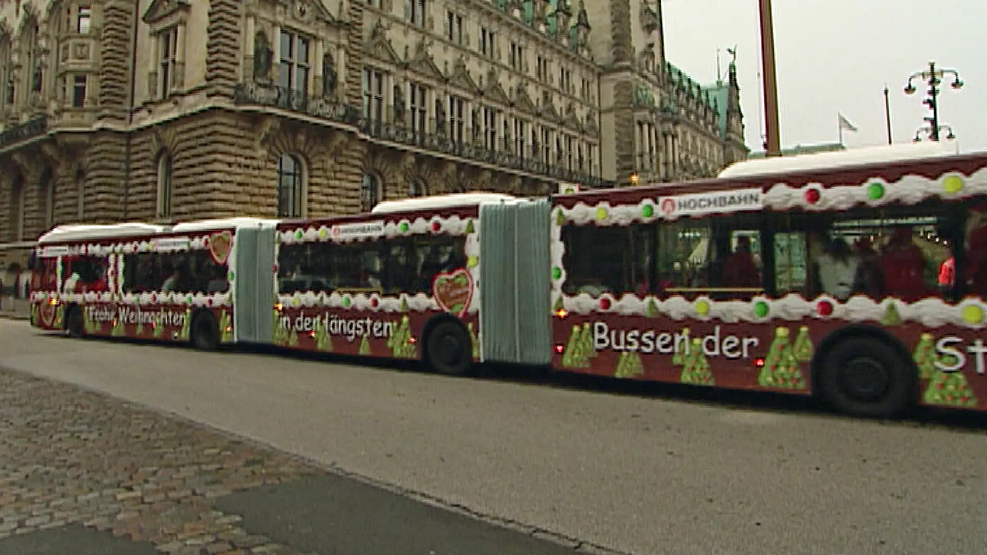 Hamburgs Doppelgelenkbus bot Platz für 140 Fahrgäste | ndr.de