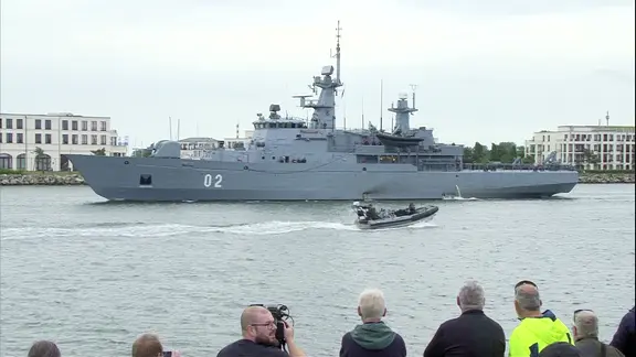 Baltops startet in Rostock: Das Auslaufen der Kriegsschiffe in Bildern ...