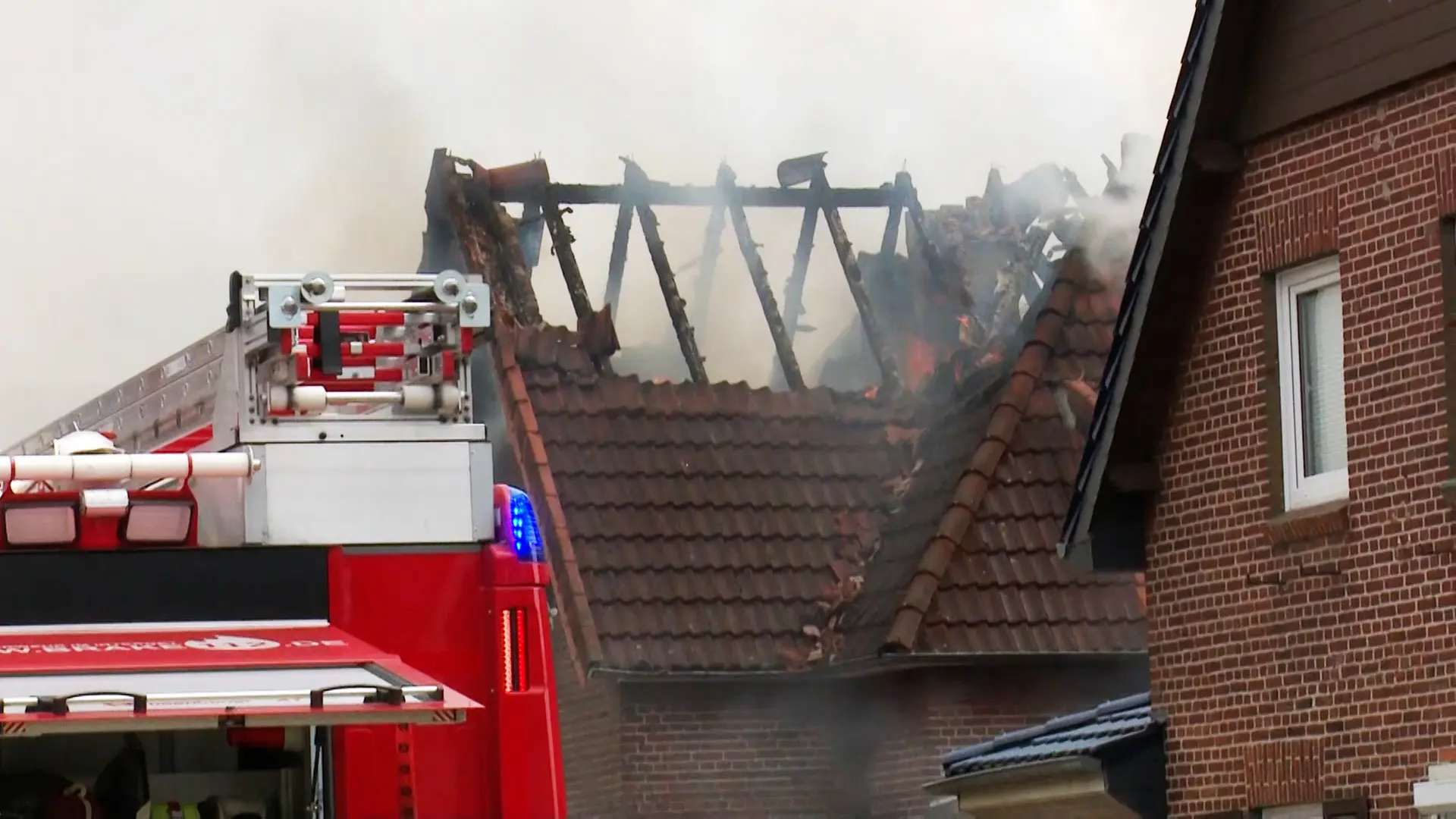 Haus brennt in Brake - Bewohner können sich retten | ndr.de