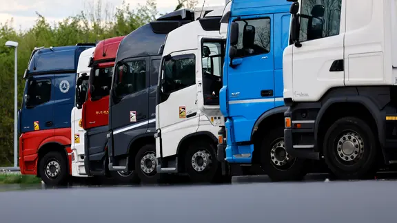 Lkw-Fahrverbot an Feiertagen: IHK Niedersachsen fordert Lockerung | ndr.de