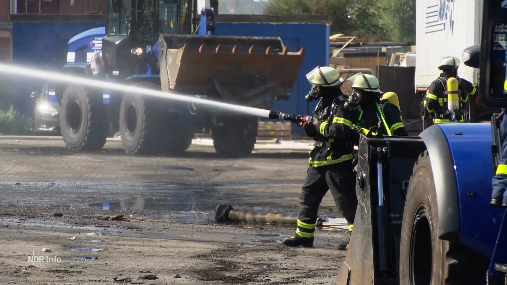 Großbrand auf der Hamburger Veddel: Löscharbeiten dauern an | ndr.de