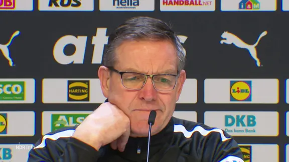 Manövrierunfähiger Autofrachter liegt vor Insel Borkum | ndr.de