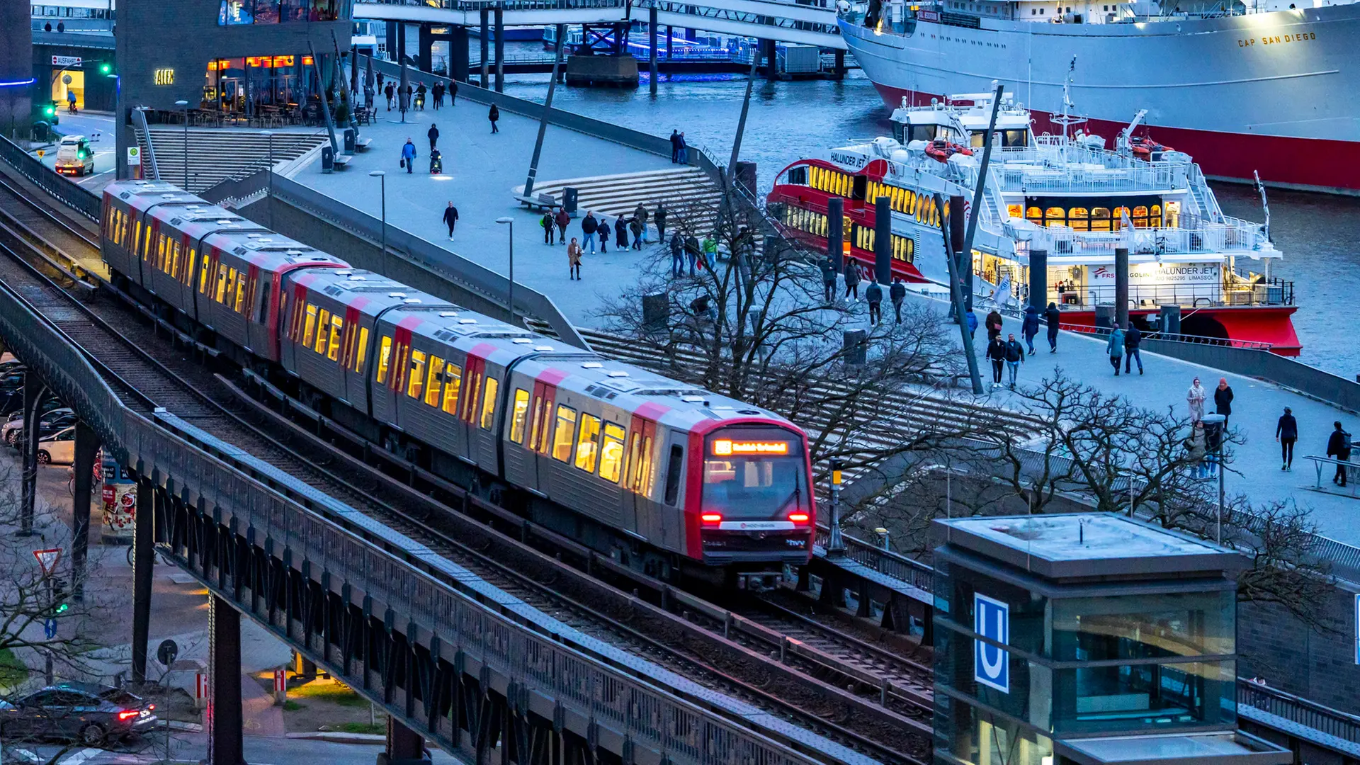 Jahreswechsel: Sonderfahrplan für Busse und Bahnen in Hamburg | ndr.de