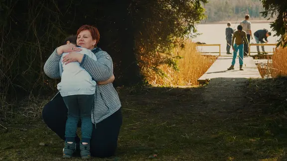 "Im Prinzip Familie": Doku setzt Erziehern ein Denkmal | ndr.de