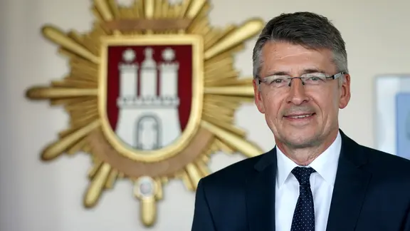 Hamburgs neuer Polizeipräsident Schnabel im Rathaus begrüßt | ndr.de