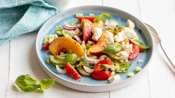Salat Mit Pfirsich Und Feta