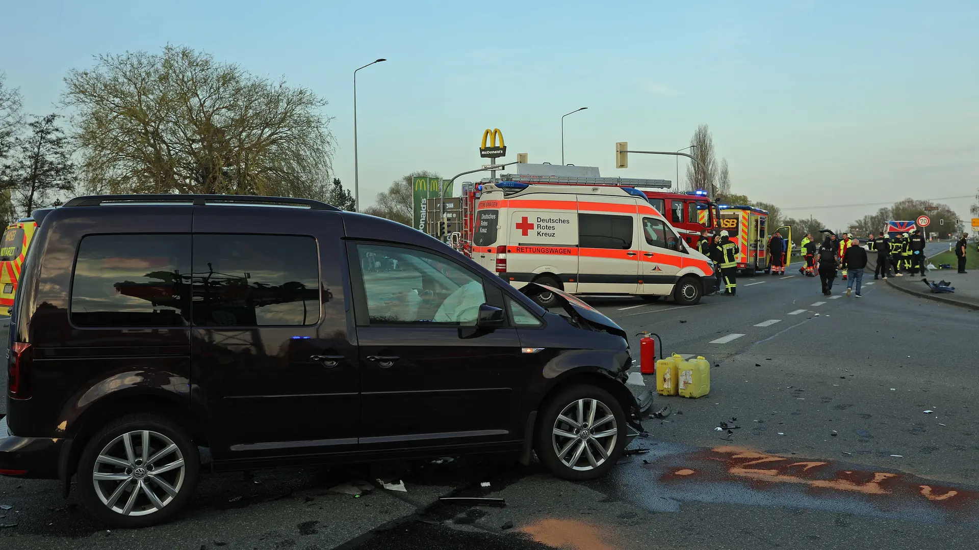 Folgenschwerer Unfall: Zwei Autos kollidieren auf B105 | ndr.de