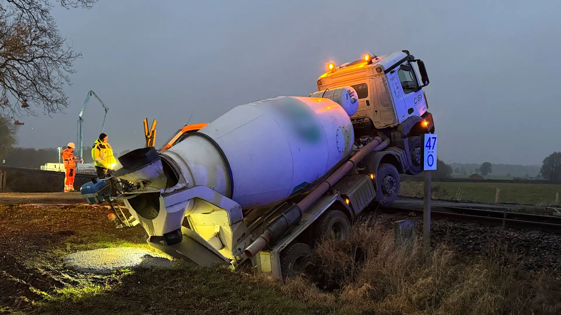 Landkreis Stade: Betonmischer blockiert Bahnverkehr | ndr.de