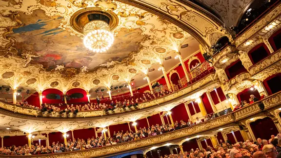 Koskys "Dreigroschenoper" bringt Mega-Bühnenbild nach Hamburg | ndr.de