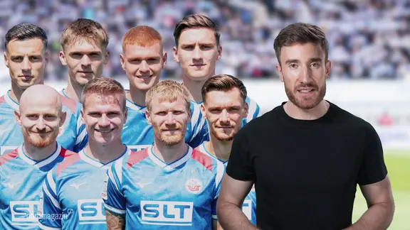 Stefan Leyh steht neben einem Bild einiger Spieler des FC Hansa Rostock.