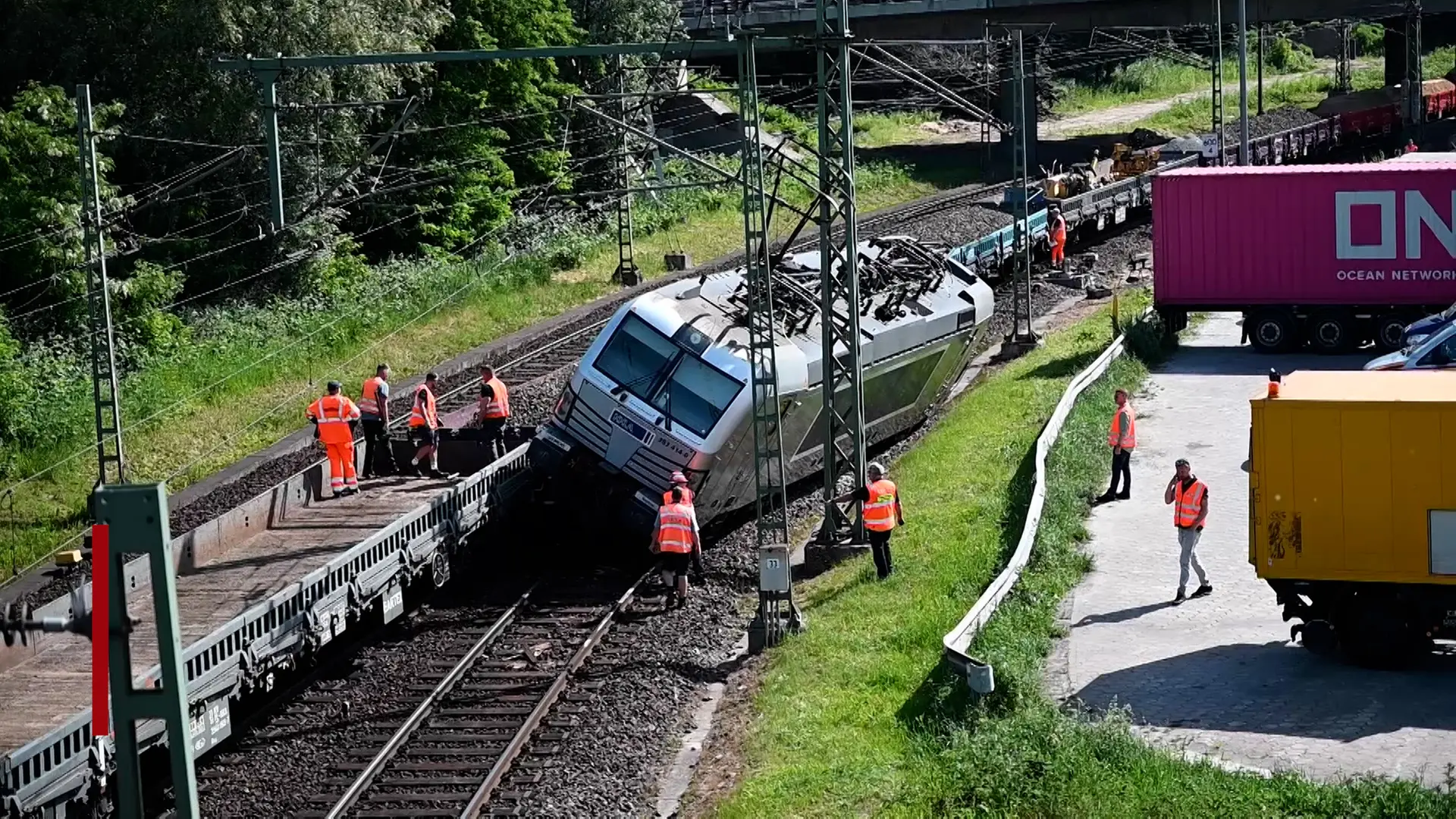 Zug-Kollision im Hamburger Hafen: Rangierlok entgleist | ndr.de