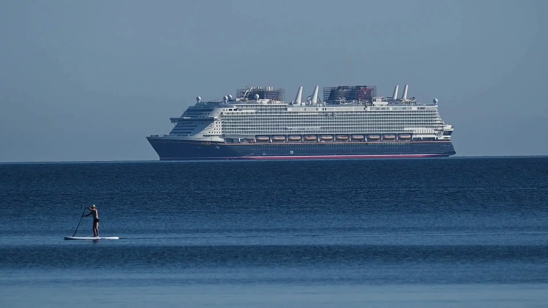 Kreuzfahrtriese "Disney Adventure" in Mukran angekommen | ndr.de