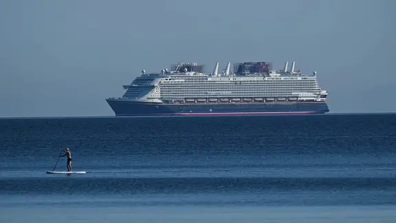 "Disney Adventure" an Reederei übergeben | ndr.de
