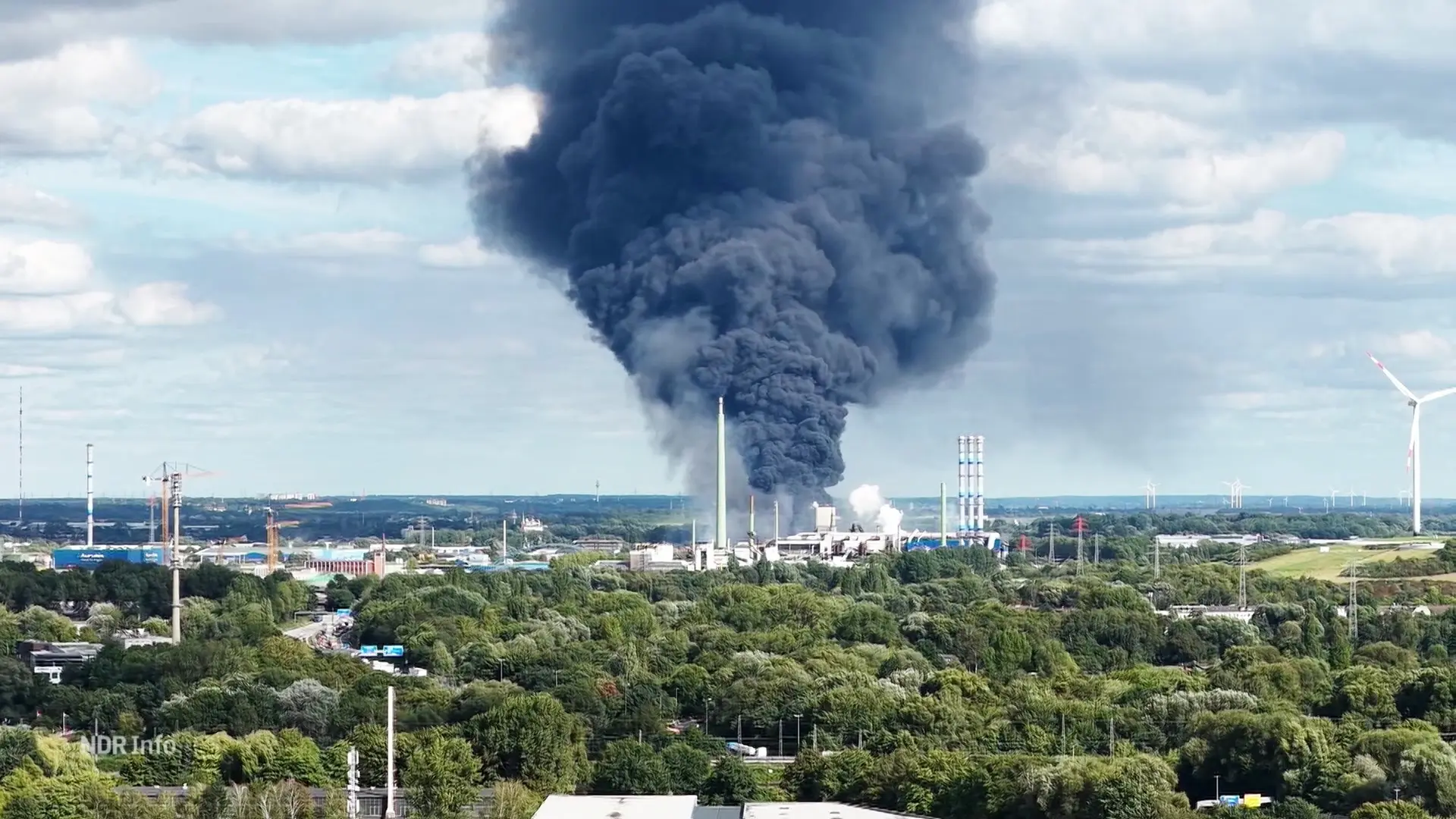Hamburg: Großbrand und Explosionen auf der Veddel - A1 gesperrt | ndr.de