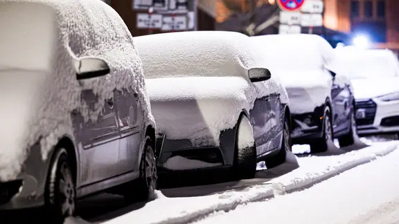 A31 bei Meppen: Eisplatte fällt von Lkw auf fahrendes Auto | ndr.de