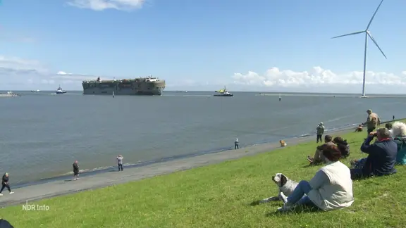 Brand auf Autofrachter: Manövrierunfähiges Schiff wird abgeschleppt ...