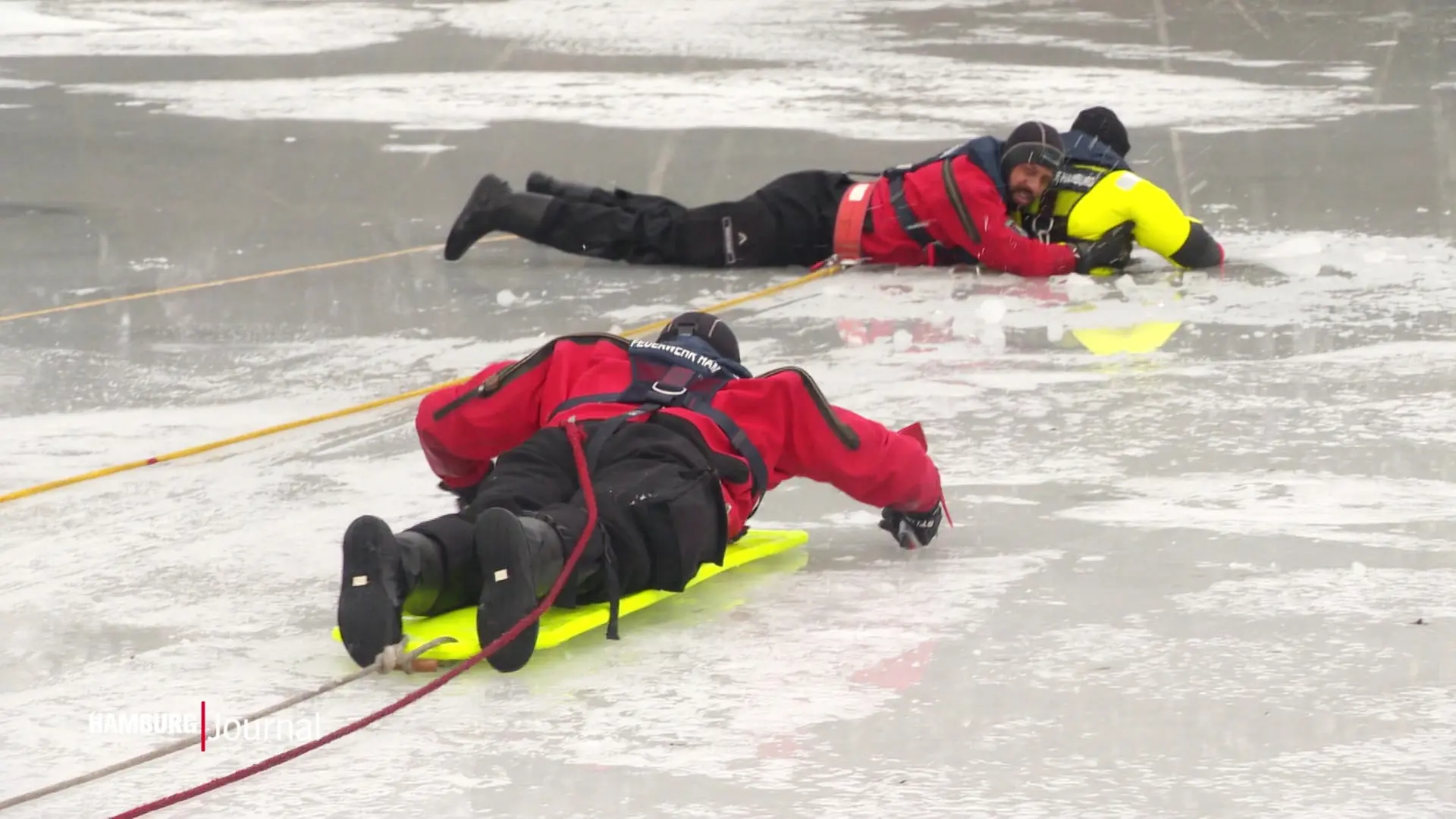 Hamburger Feuerwehr übt Rettung auf dem Eis | ndr.de