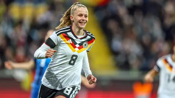DFB-Frauen: Traumdebüt mit Tor - Mühlhaus überglücklich und gelobt | ndr.de