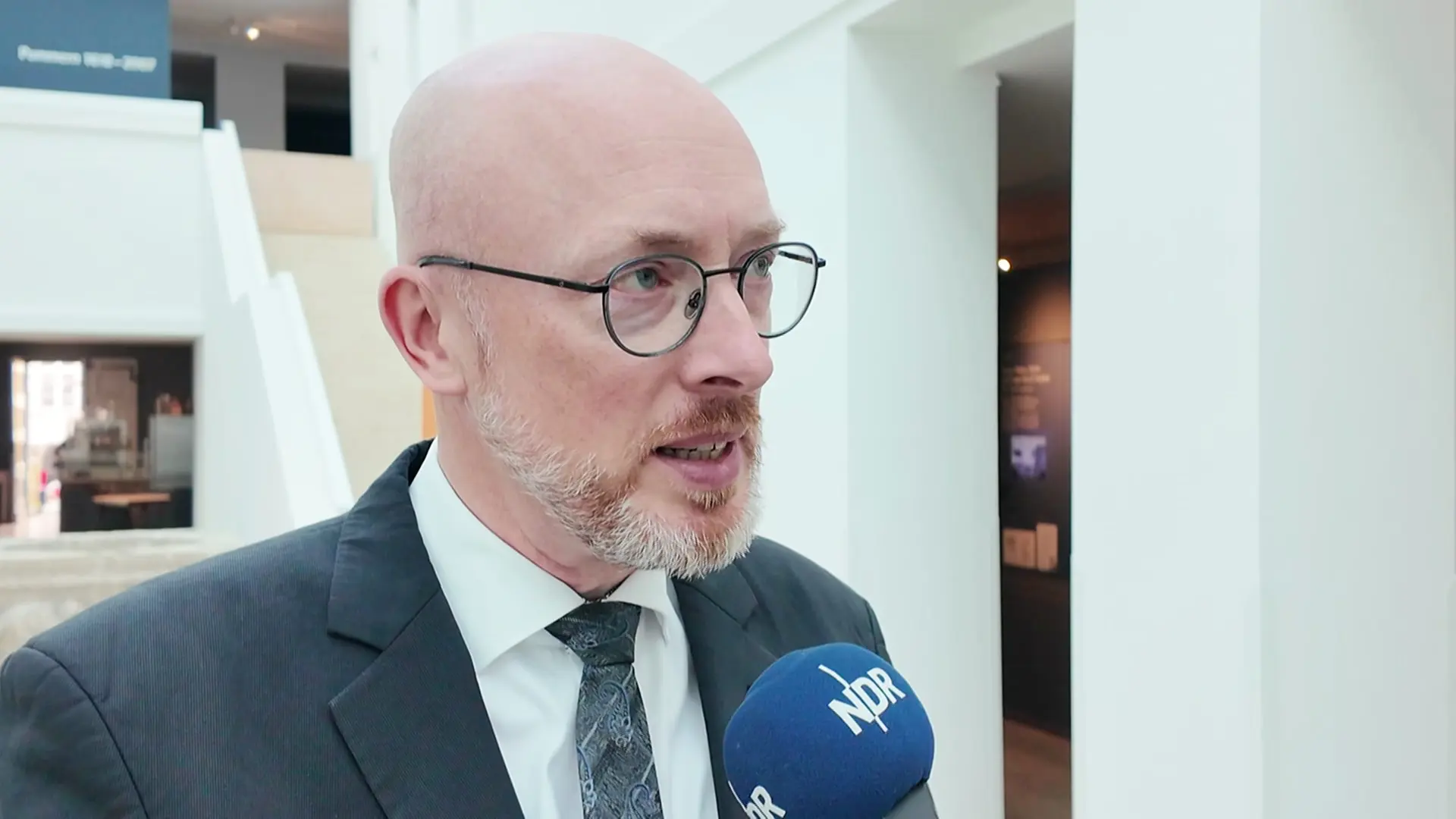 Prozessbeginn in Greifswald: Pegel fordert "ein sehr klares Signal" | ndr.de