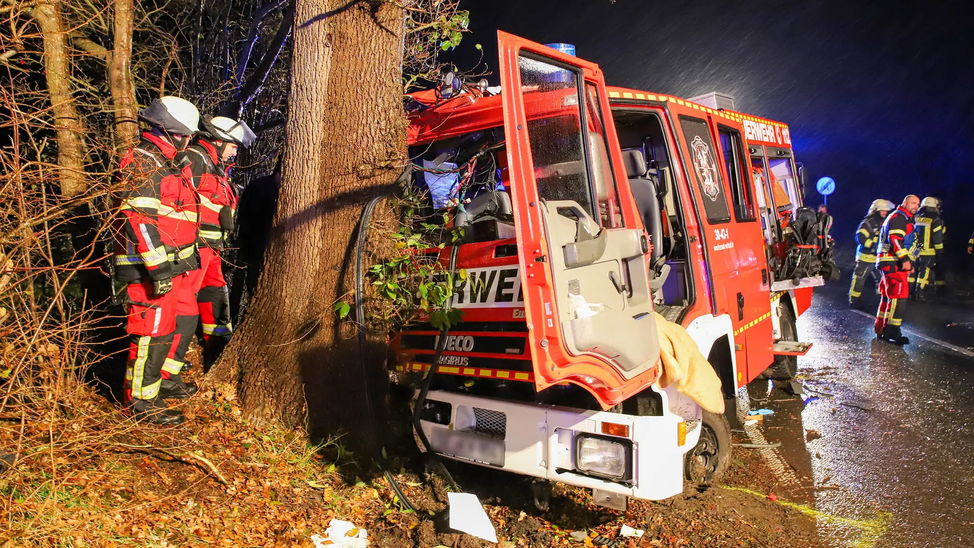 Feuerwehrfahrzeug prallt gegen Baum - neun Einsatzkräfte verletzt | ndr.de