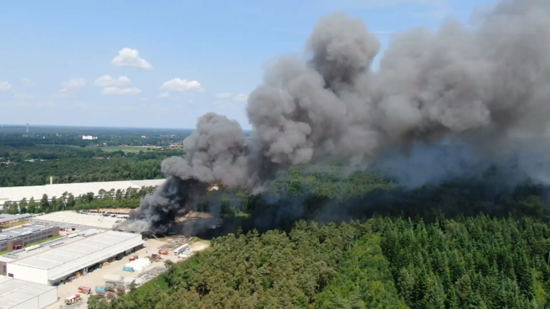 Nach Großbrand in Lingen: Feuer in Industriegebiet gelöscht | ndr.de