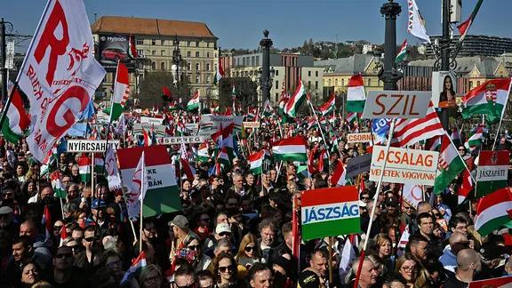 Wie die Gen Z in Ungarn auf die Parlamentswahl blickt | ndr.de