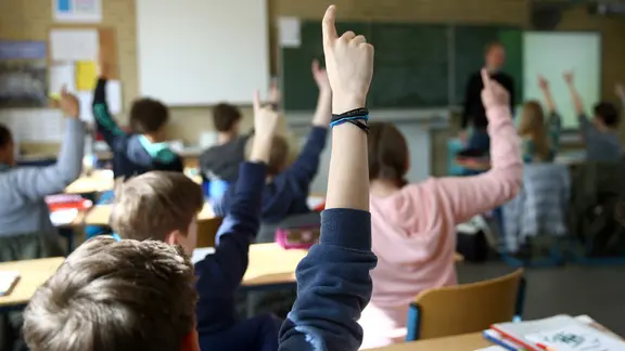 Schüler melden sich im Unterricht.