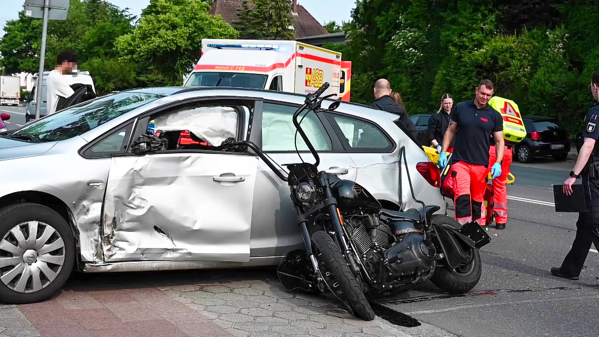 Motorradfahrer bei Unfall in Rahlstedt lebensgefährlich verletzt | ndr.de