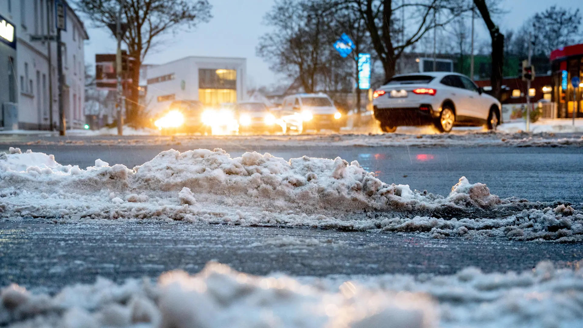 Eisregen und Schnee in Niedersachsen: Etliche Unfälle durch Glätte | ndr.de