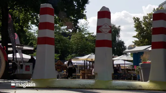 Xnxx. com. opened the door to a short, extremely attractive