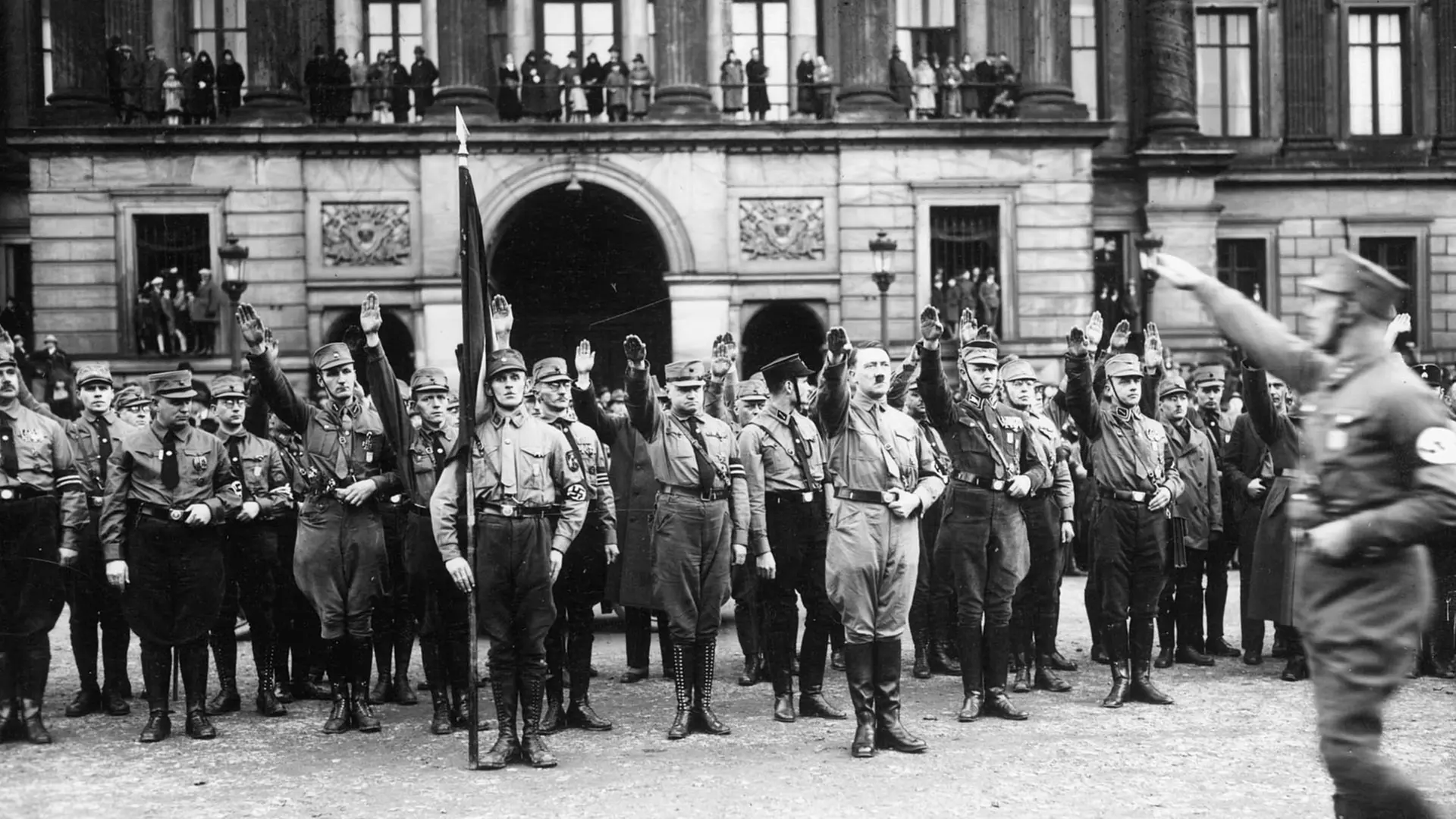 Adolf Hitler: Wie der NSDAP-Führer Deutscher wurde | ndr.de