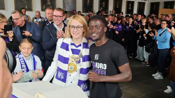 Lila-weiße Fußballparty: Osnabrück im Aufstiegs-Rausch | ndr.de