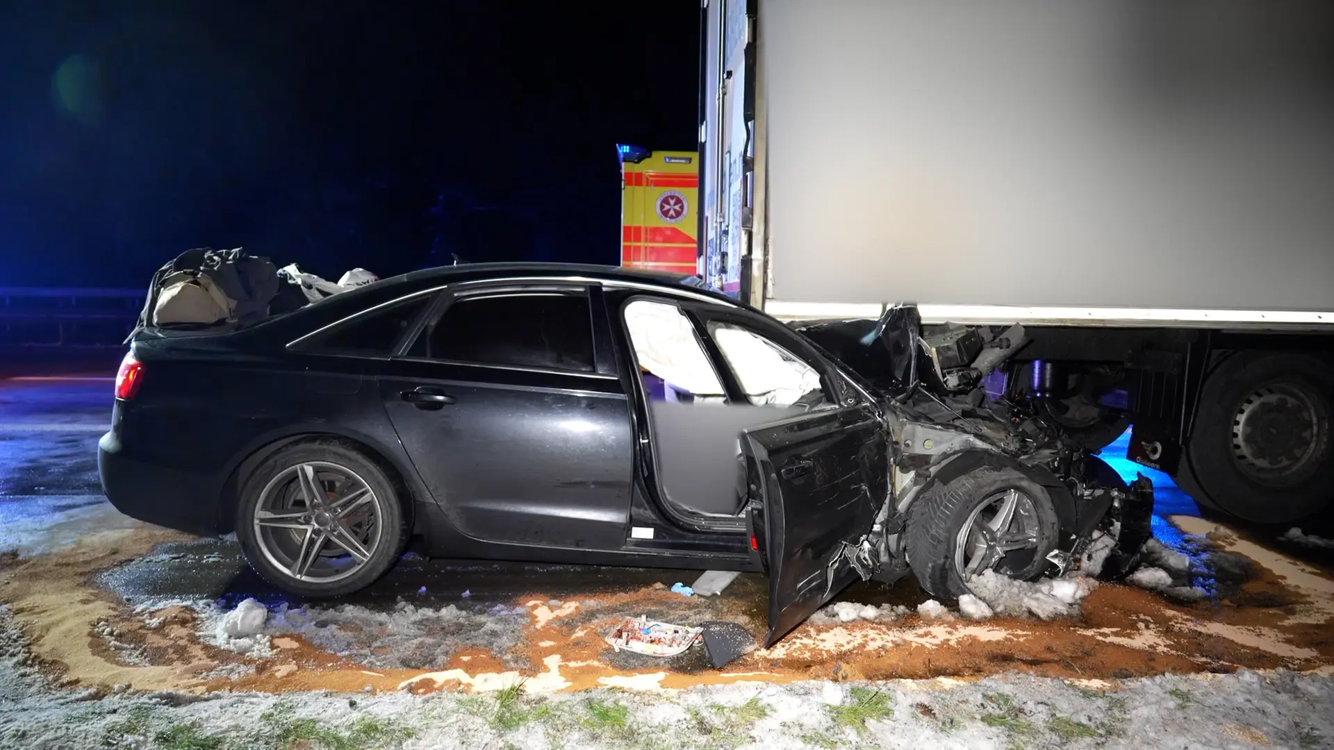 Tödlicher Unfall auf A1: Auto unter Lkw eingeklemmt und mitgeschleift ...