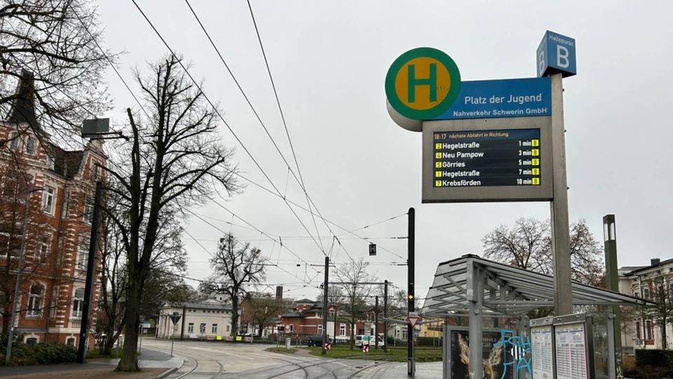Schwerin: Dürfen Busse nachts bald überall für Fahrgäste halten ...