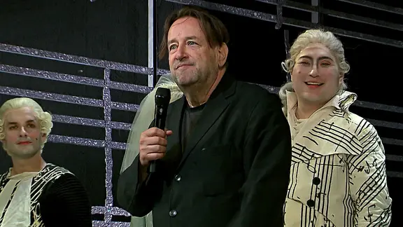 Autorin Giulia Becker: "Mit Scheitern kenne ich mich aus" | ndr.de