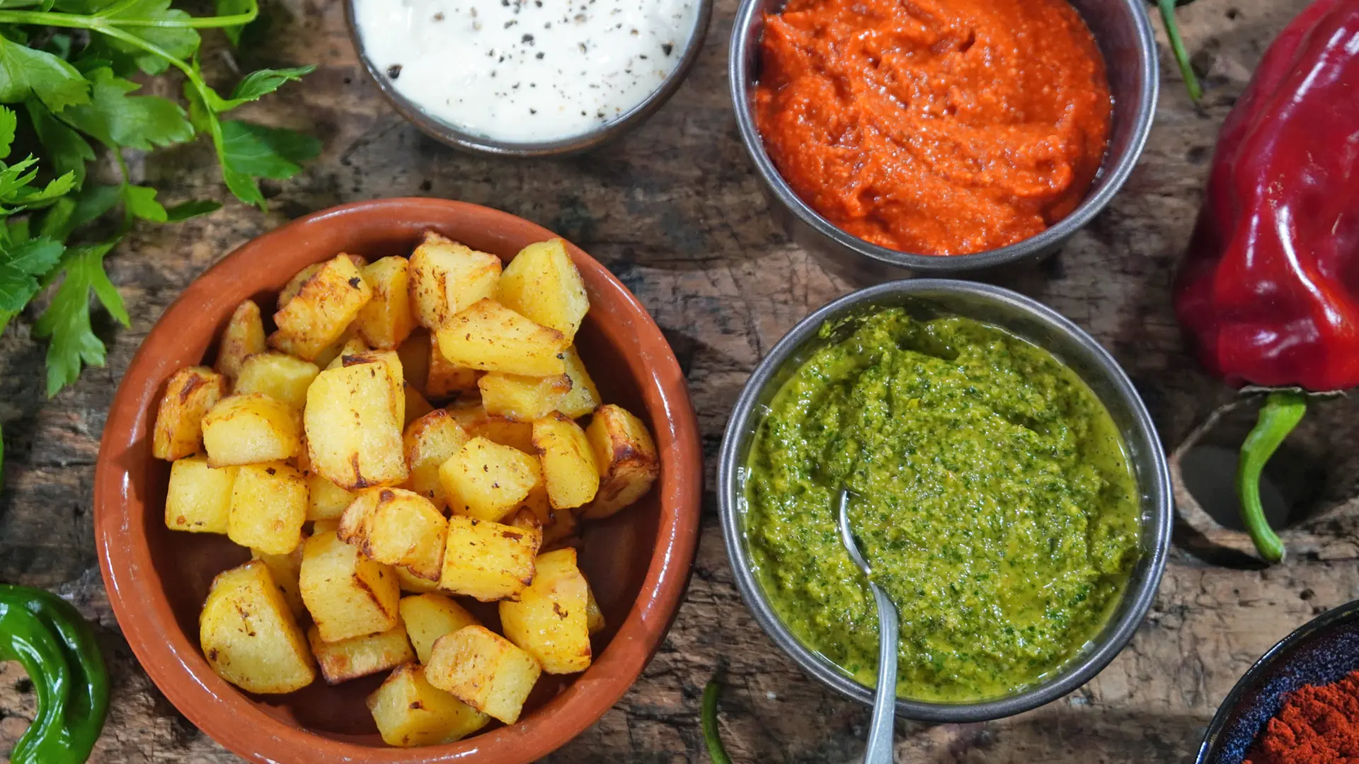 Patatas bravas mit Aioli, Salsa verde und Romesco-Soße | ndr.de