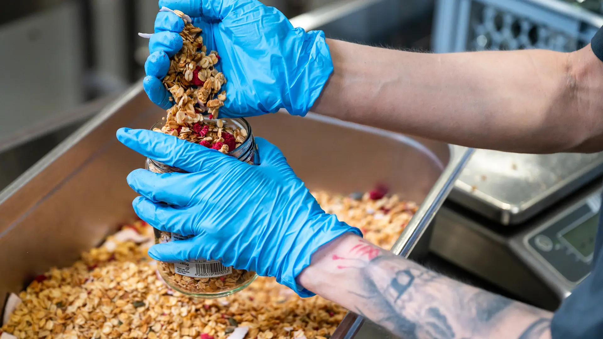 Müsli-Hersteller gibt Ex-Junkies einen Job in Lüneburg | ndr.de