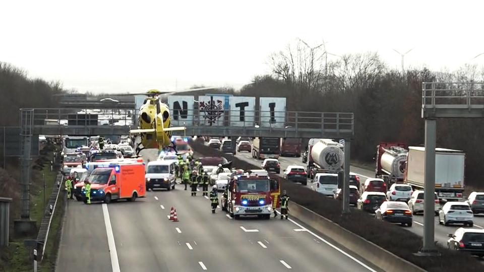 Unfall auf A2 mit fünf Fahrzeugen - kilometerlanger Stau | tagesschau.de