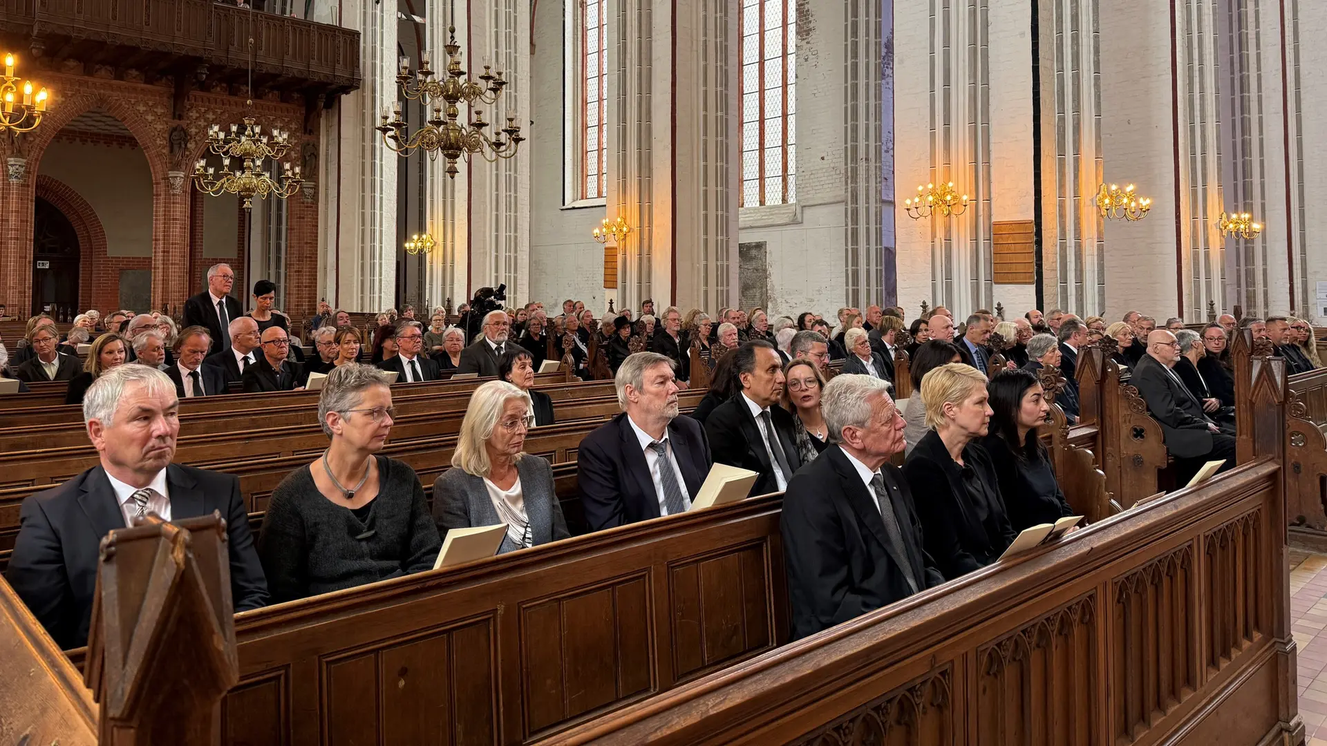 Unterm "Lichtbogen": Trauerfeier für Uecker im Schweriner Dom | ndr.de