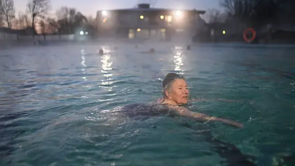 Sollten Jugendliche nur mit Bronzeabzeichen allein ins Freibad? | ndr.de
