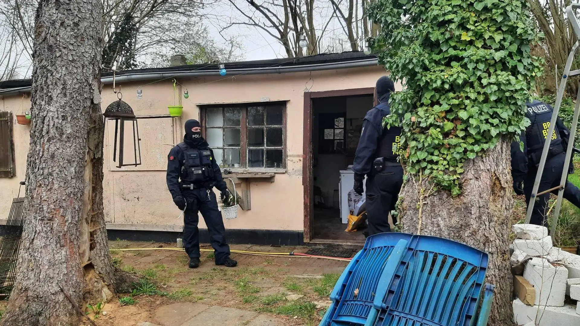 Einschleusen von Ausländern? Bundespolizei durchsucht Wohnungen | ndr.de