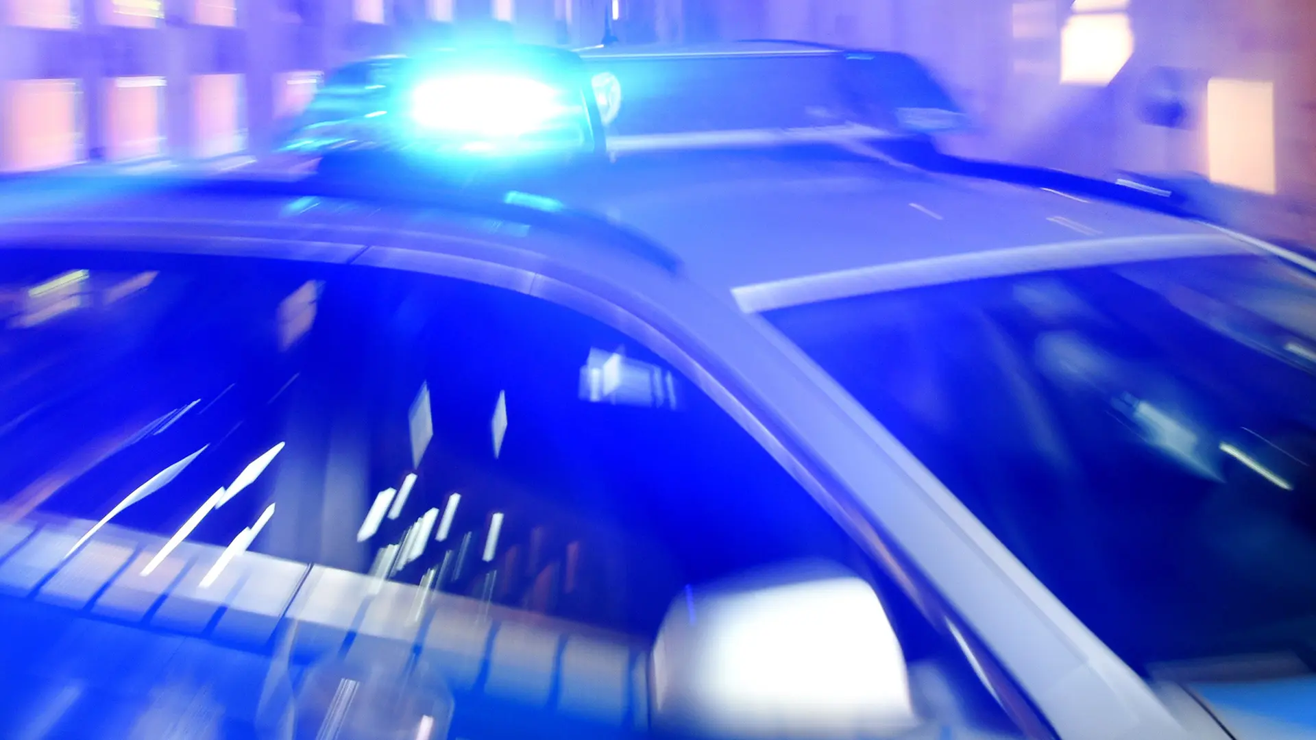 Plau am See: Jugendlicher fährt Auto der Eltern gegen Laterne | ndr.de
