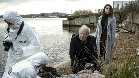 Axel Milberg und Maren Eggert drehen Liebesfilm in Hamburg | ndr.de