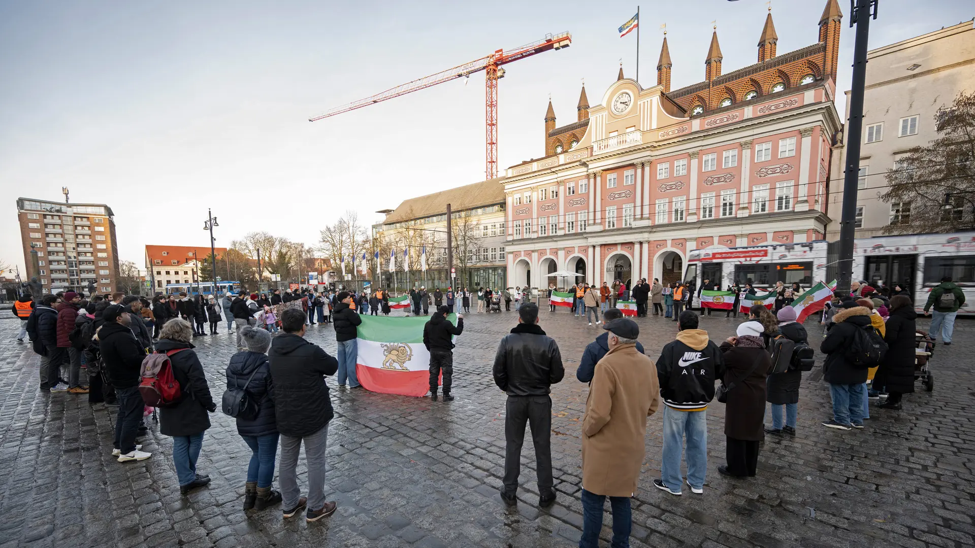 Rostock: Demonstration für Solidarität mit Protesten im Iran | ndr.de
