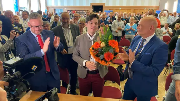 Neuer AfD-Generalsekretär: Seiferts Geschäfte mit Parteifreunden | ndr.de