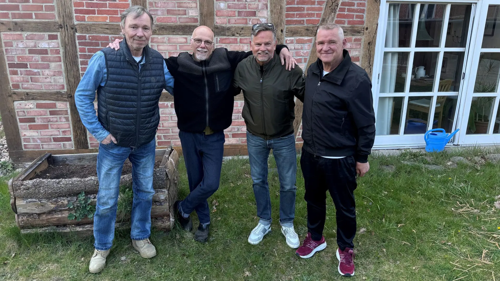 Wiederbelebt dank KI: Lüneburger Band hat nach 40 Jahren neuen Sound ...
