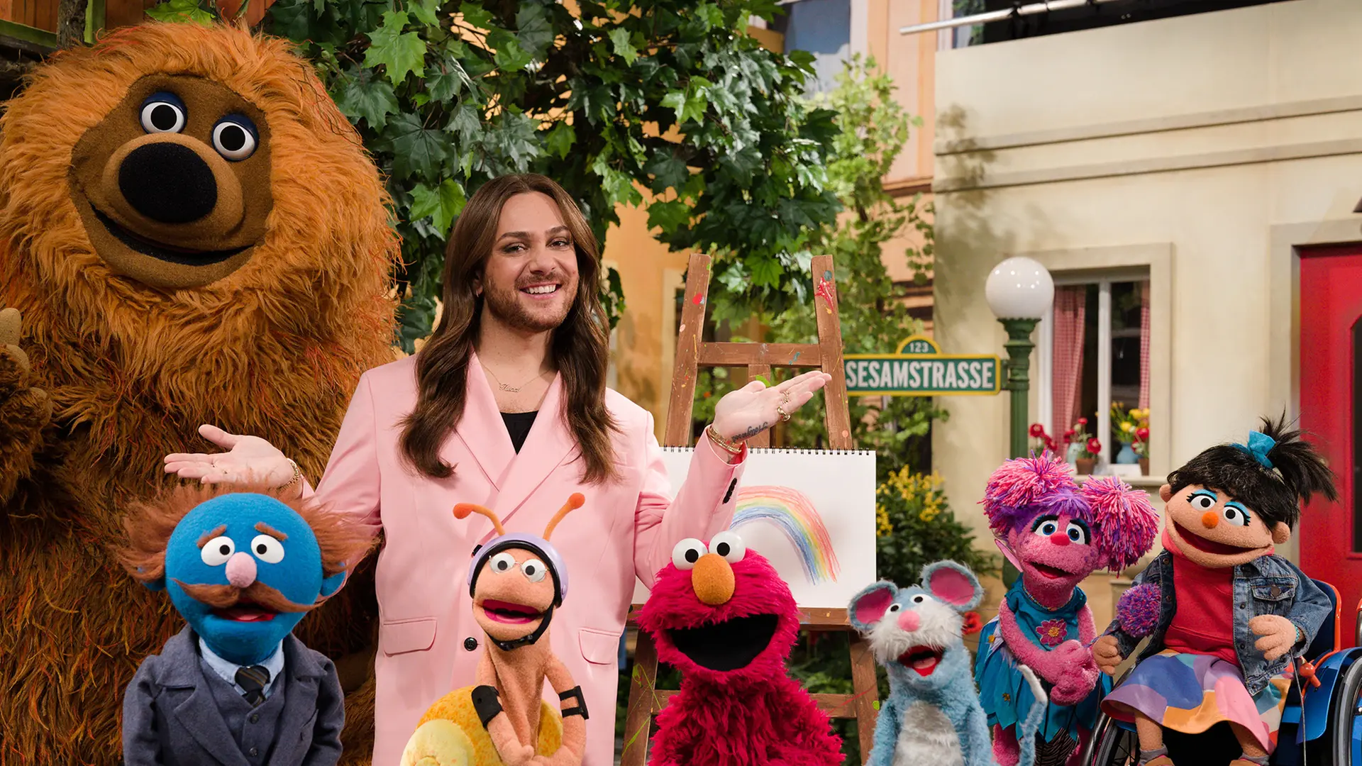 NDR dreht neue Folgen für die Sesamstraße: Ernie, Bert und Co. treffen auf Riccardo Simonetti ...