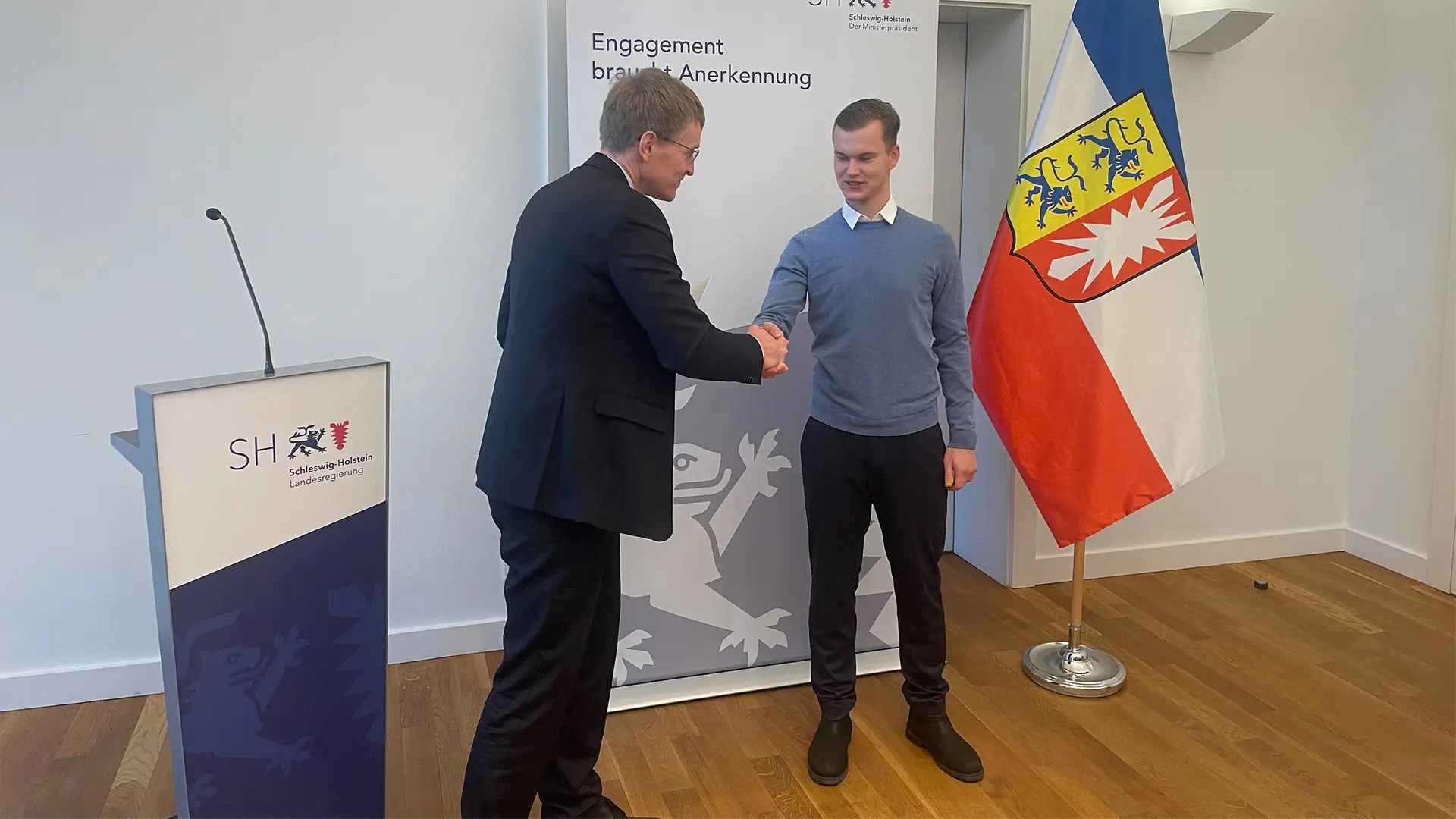 Sturz ins Büsumer Hafenbecken: Junger Retter ausgezeichnet | ndr.de