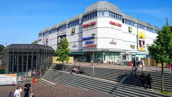 Entwurf: Busbahnhof Altona soll auf Fläche der Ferngleise ziehen | ndr.de